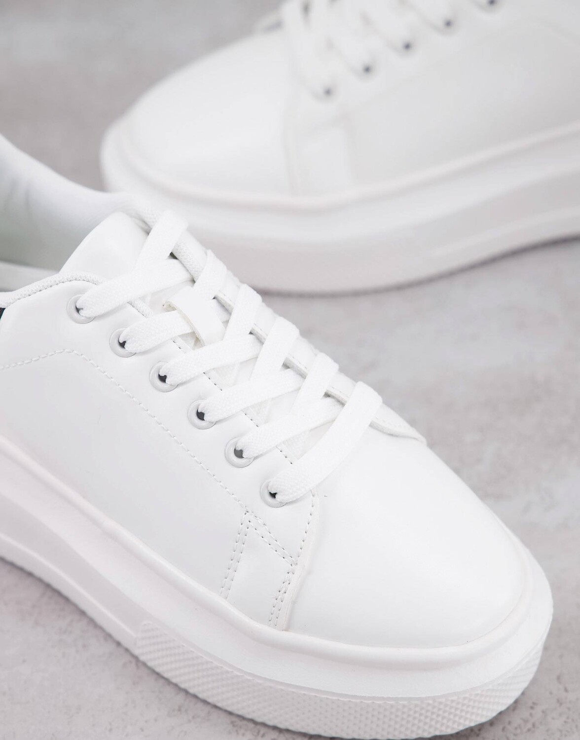 Белые кроссовки на массивной подошве ASOS DESIGN Wide Fit Dorina ...