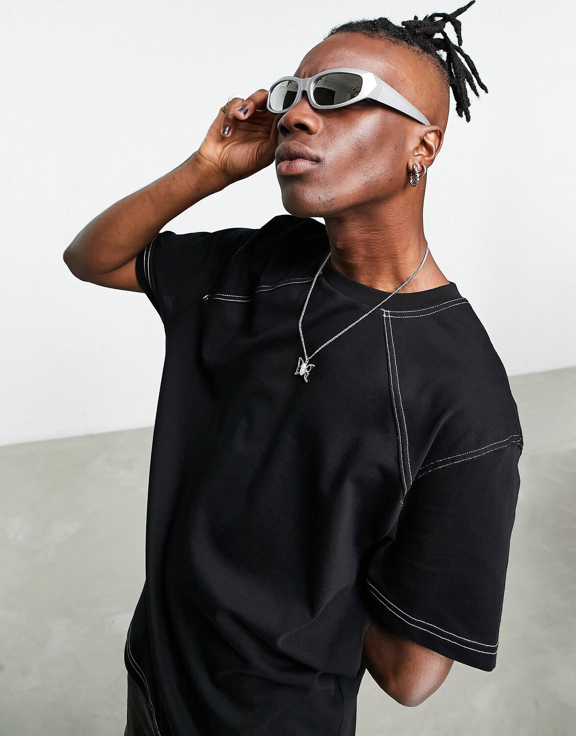 Свободная черная футболка с контрастной белой отстрочкой ASOS DESIGN ...