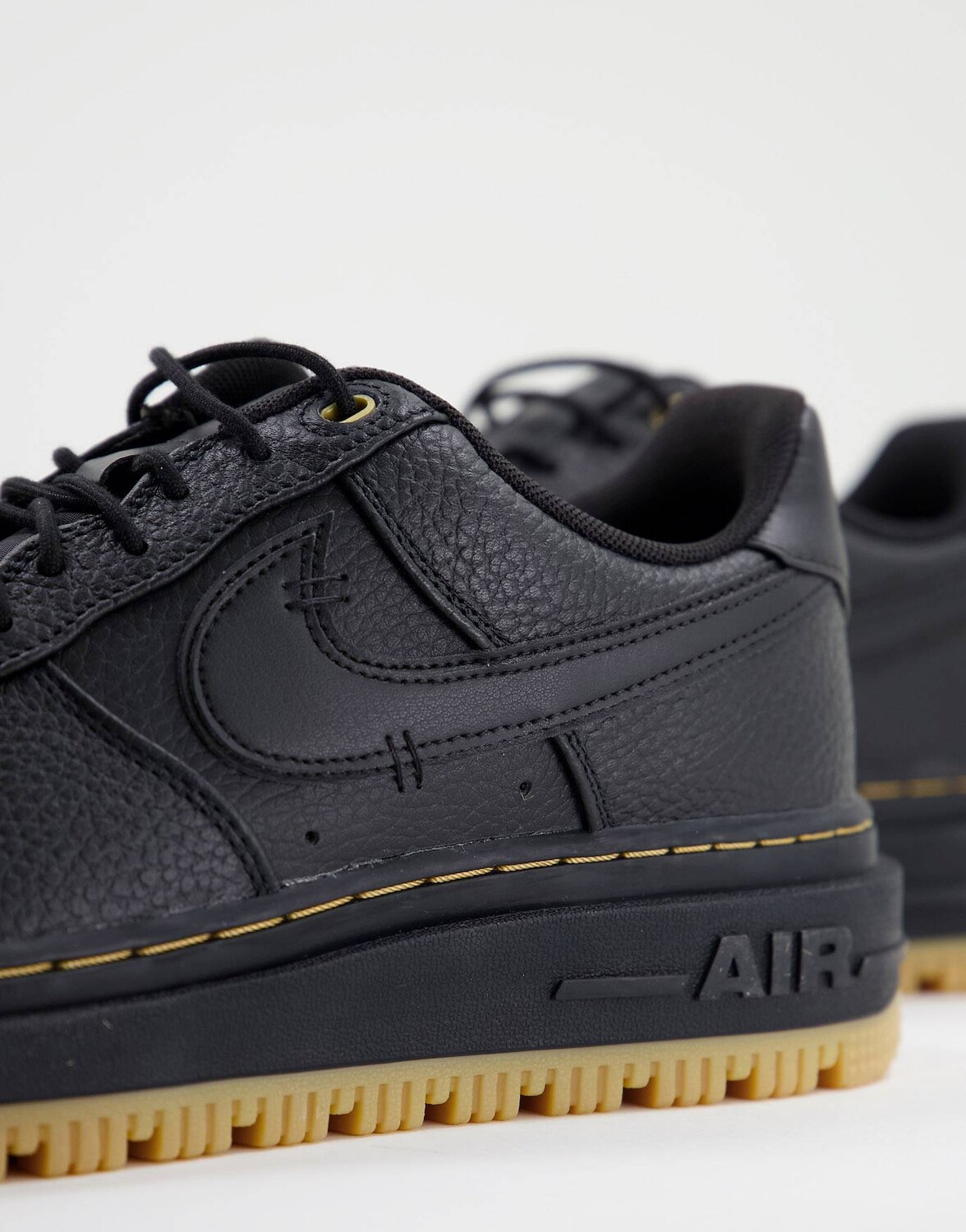 Черные кроссовки Nike Air Force 1 Luxe с резиновой подошвой – заказать ...